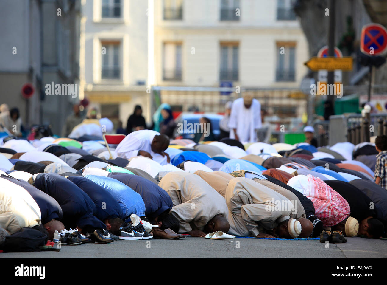Muslims praying outside the Paris Great Mosque on A•d El-Fitr festival ...
