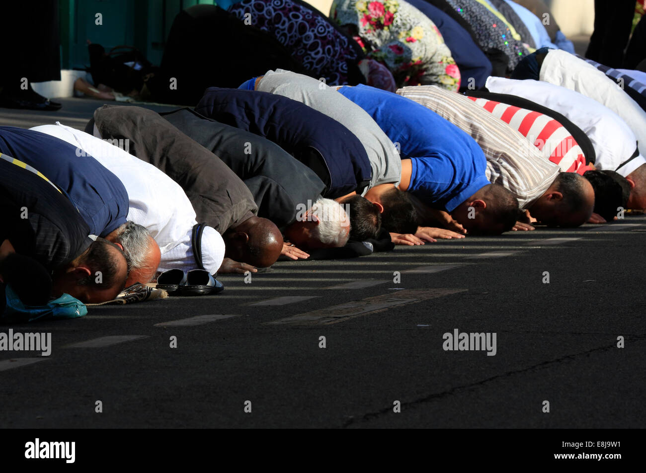 Muslims praying outside the Paris Great Mosque on A•d El-Fitr festival ...