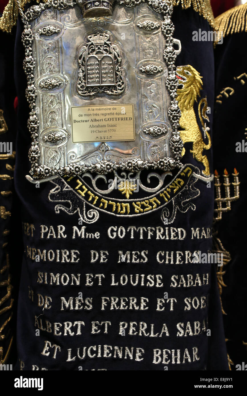 Don Isaac Abravanel synagogue. Torah scroll Stock Photo - Alamy