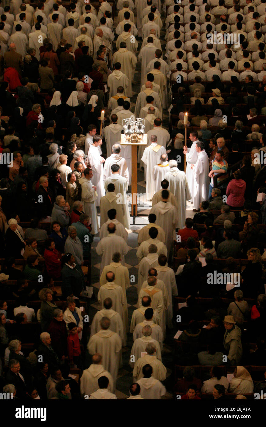 Easter wednesday mass in Notre Dame de Paris cathedral Stock Photo - Alamy