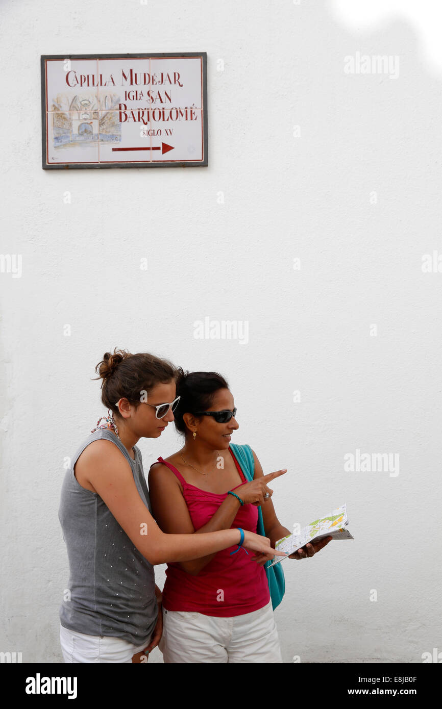 Tourists looking for directions Stock Photo - Alamy