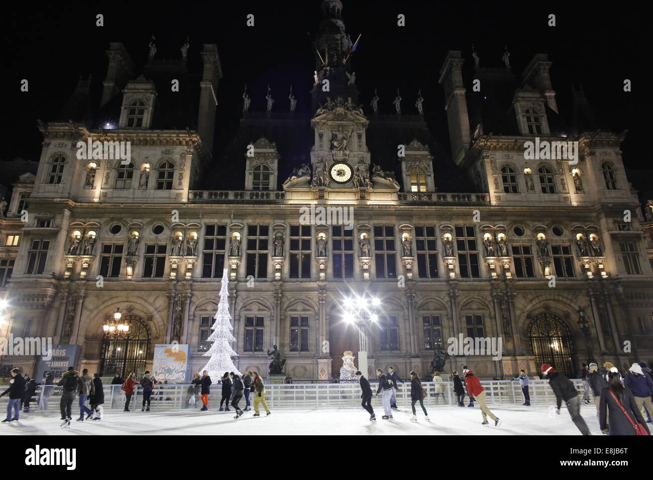 Ice rink outside the Paris city hall Stock Photo - Alamy