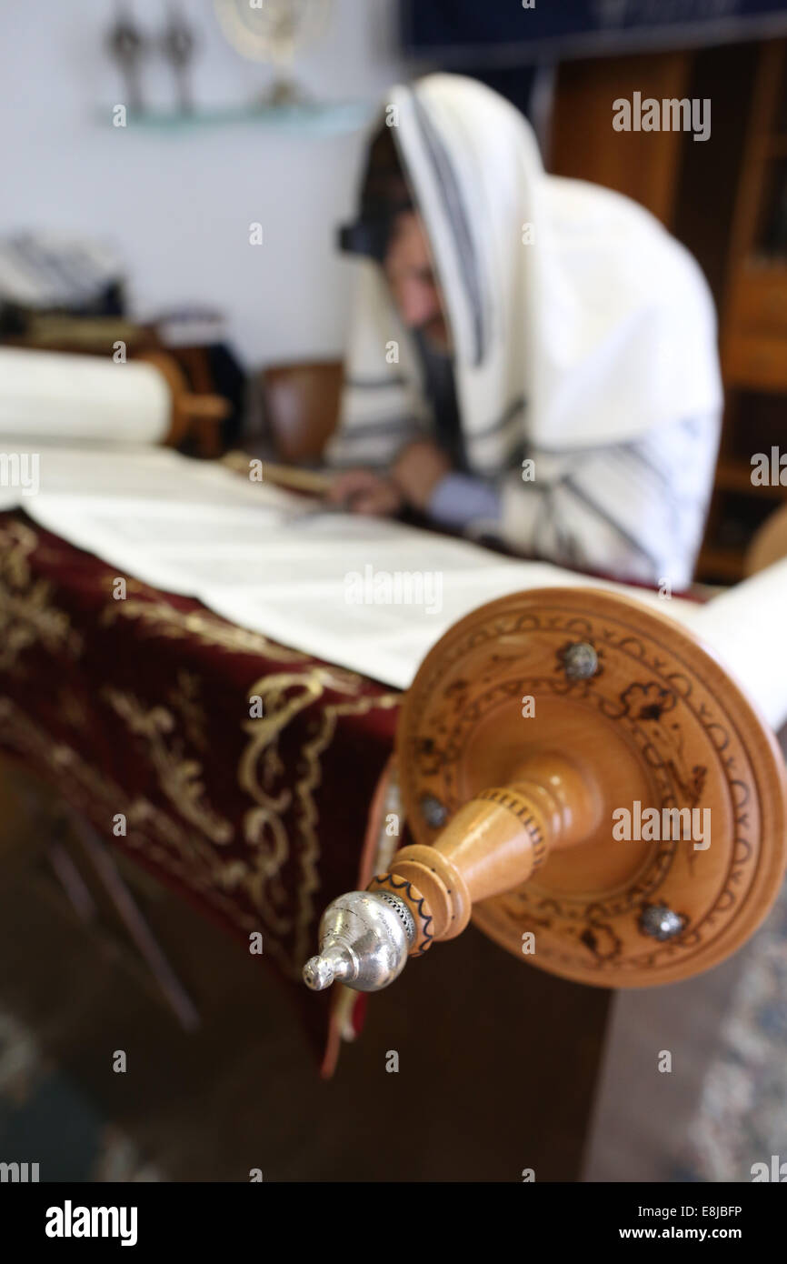 Rabbi reading torah hi-res stock photography and images - Alamy