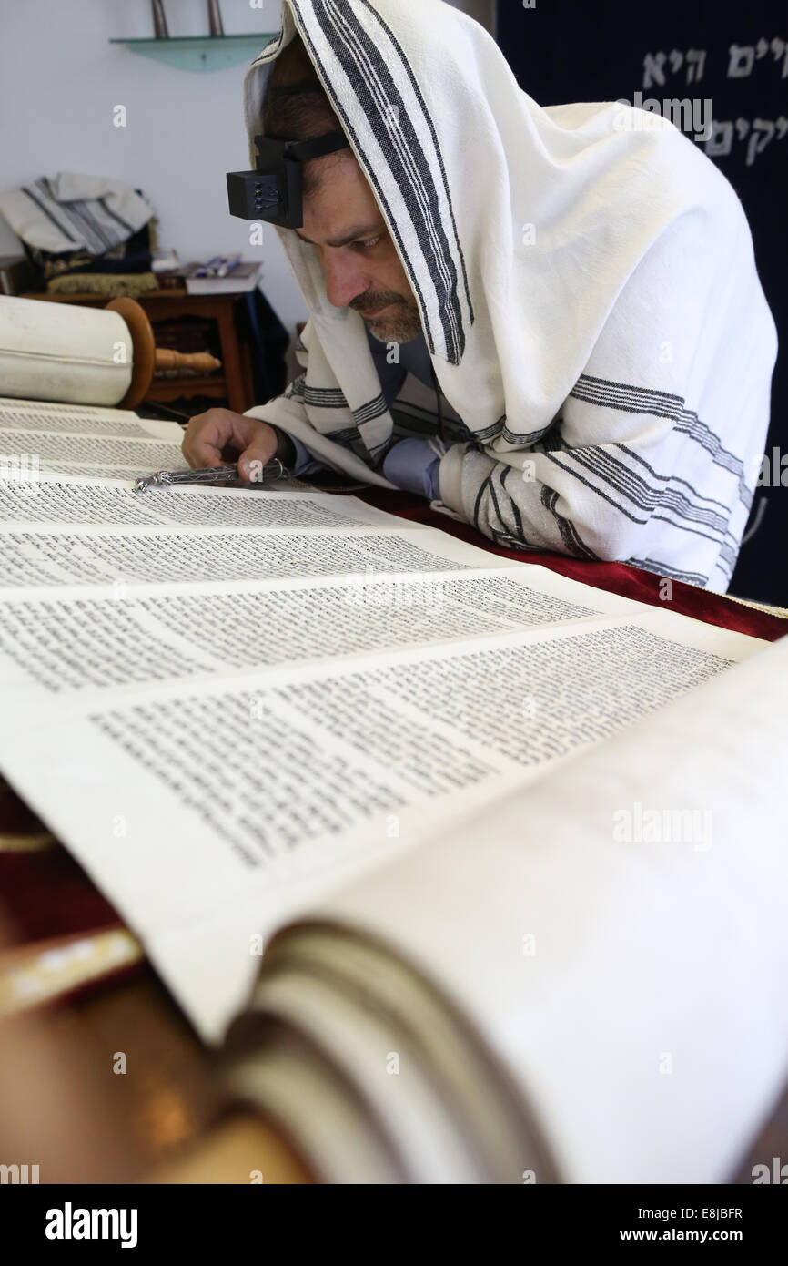Rabbi reading torah hi-res stock photography and images - Alamy