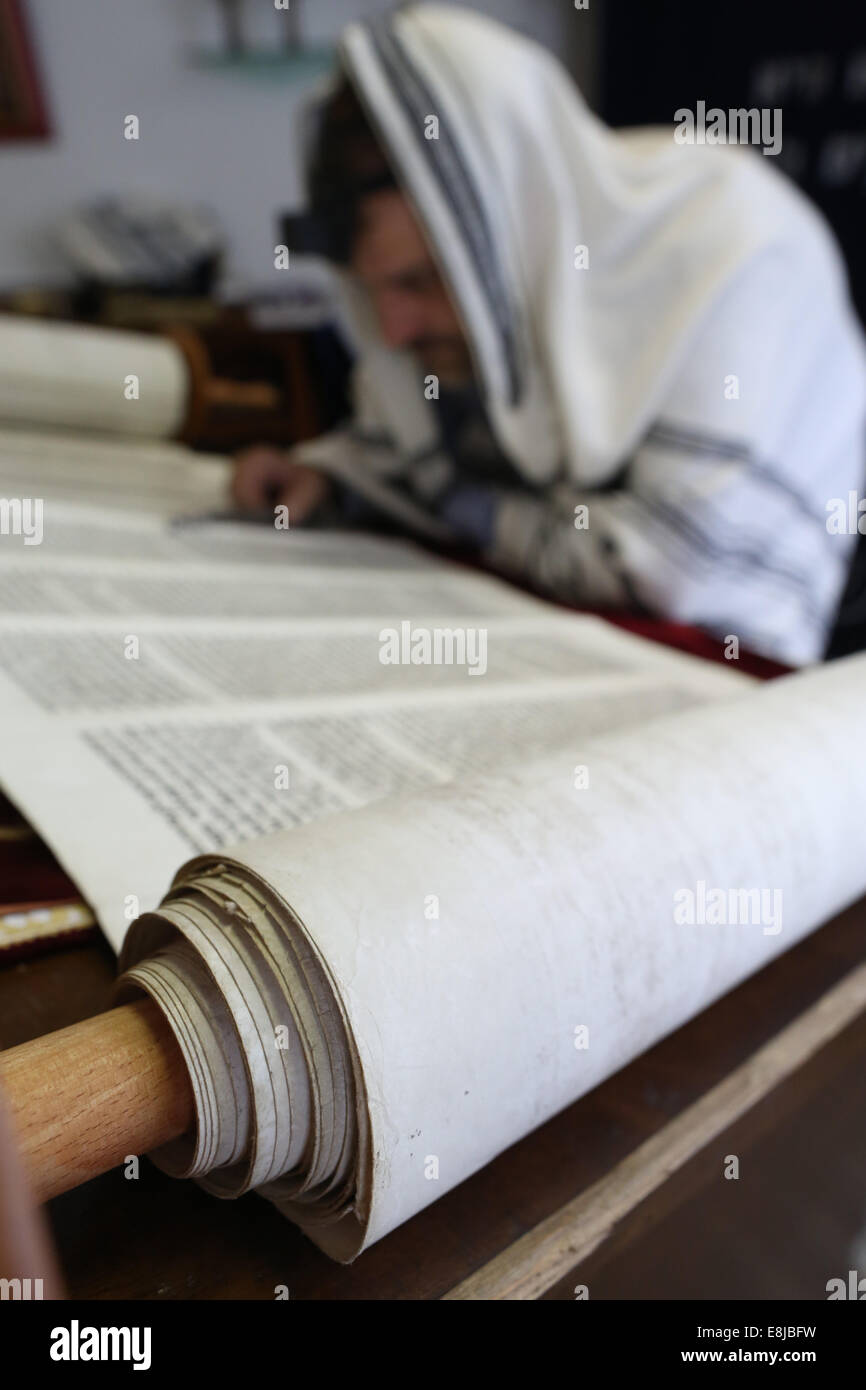 Reading the Torah in a synagogue Stock Photo - Alamy