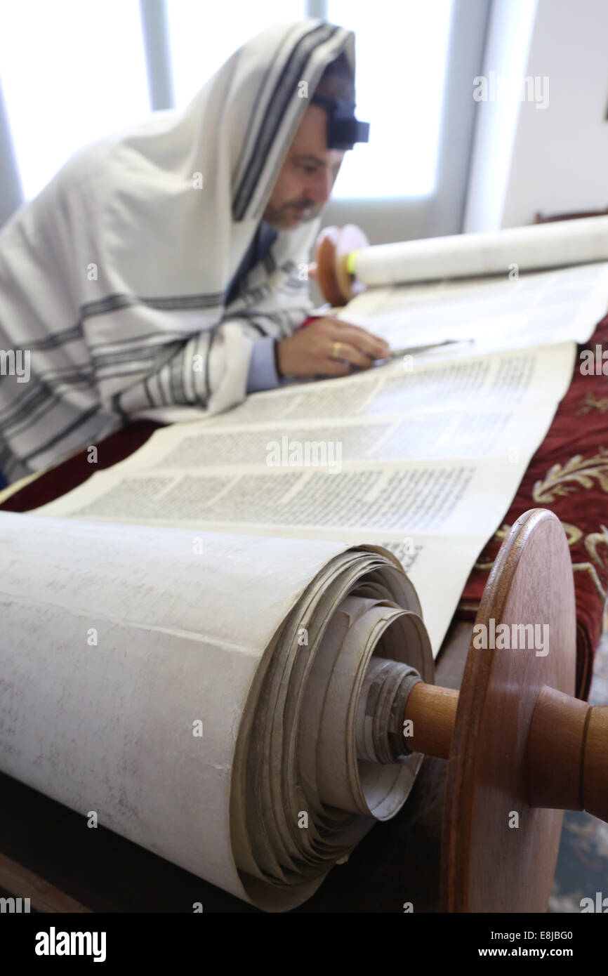 Reading the Torah in a synagogue Stock Photo - Alamy