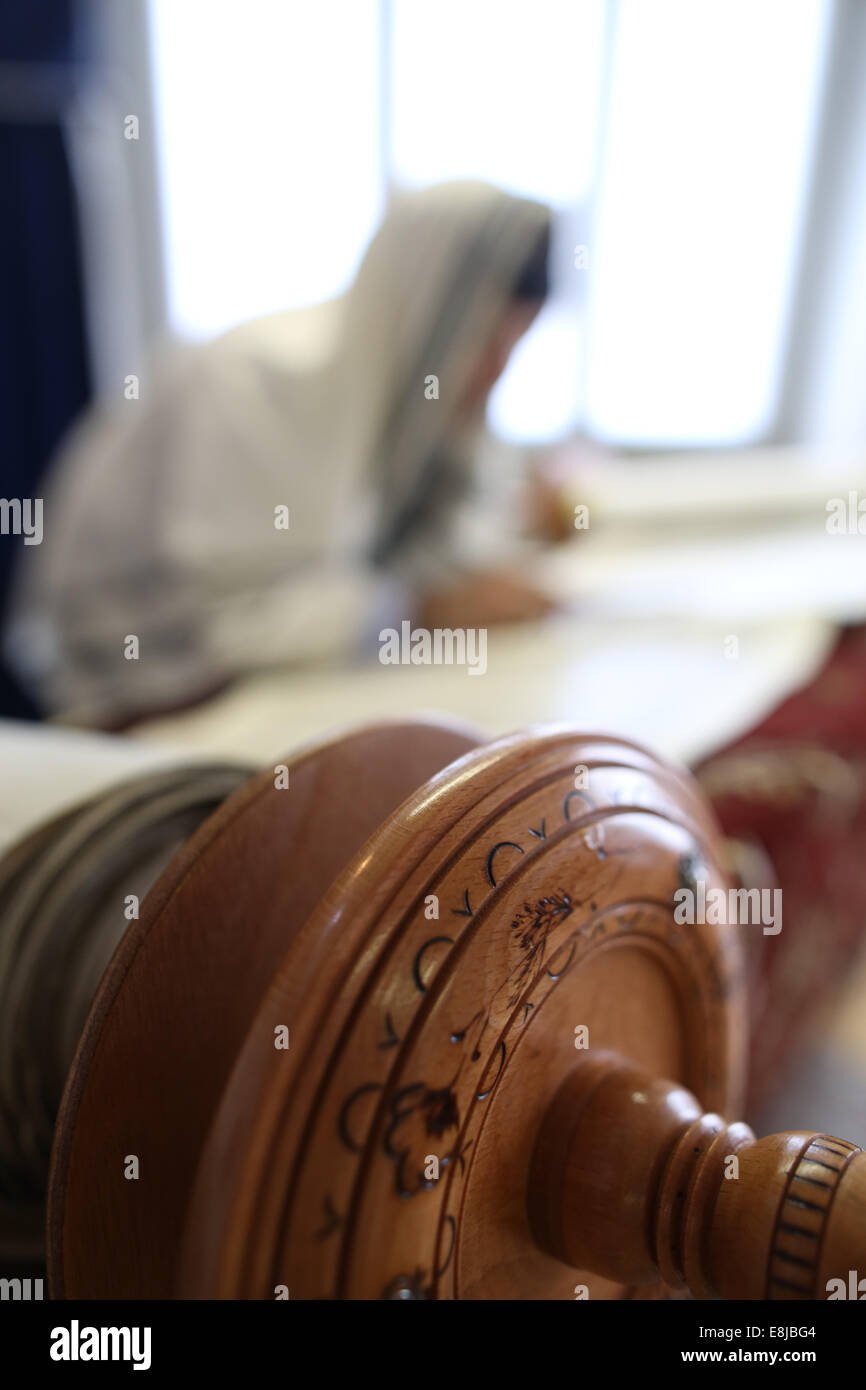 Rabbi reading torah hi-res stock photography and images - Alamy