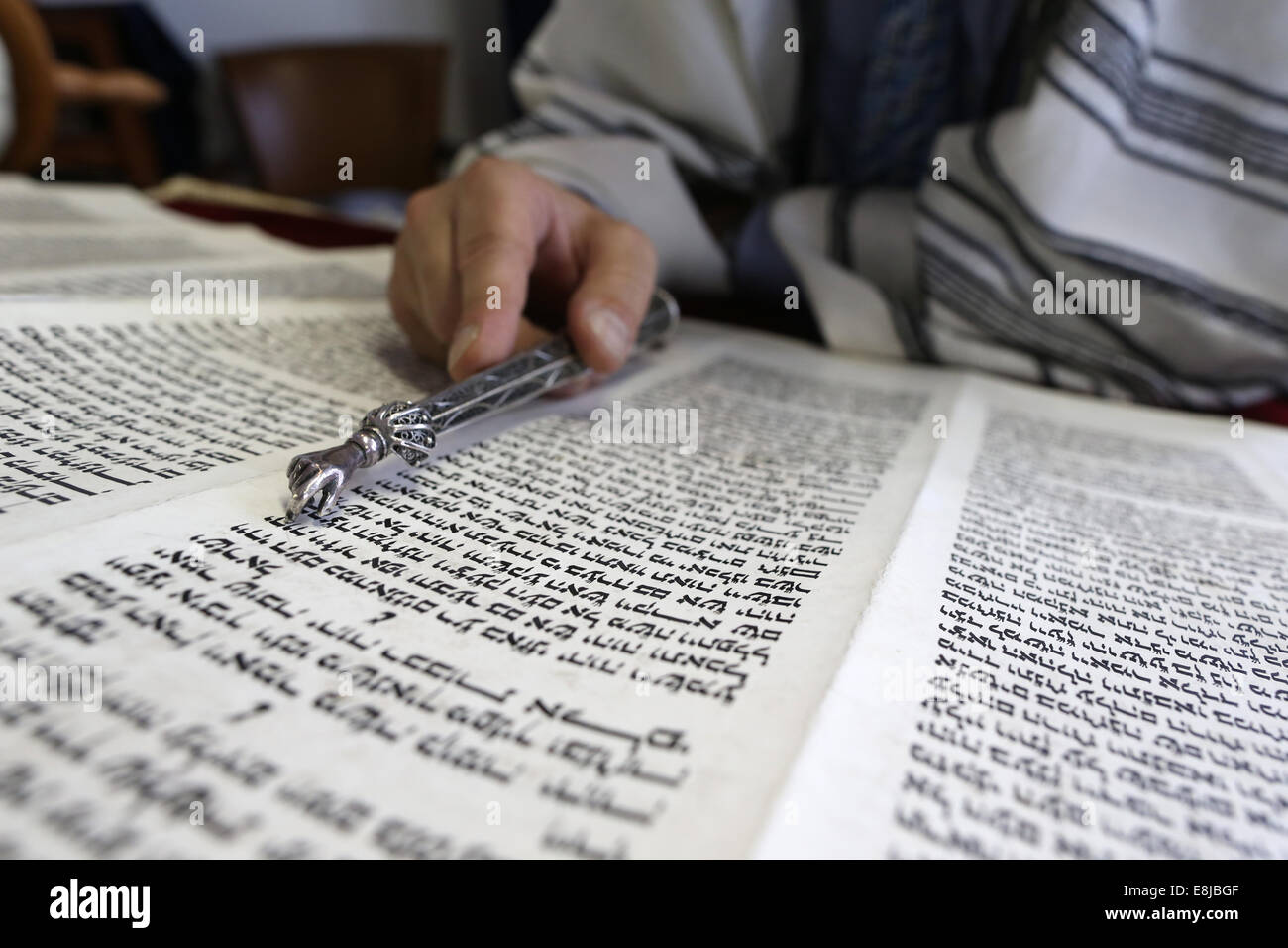 Rabbi with torah scroll hi-res stock photography and images - Alamy