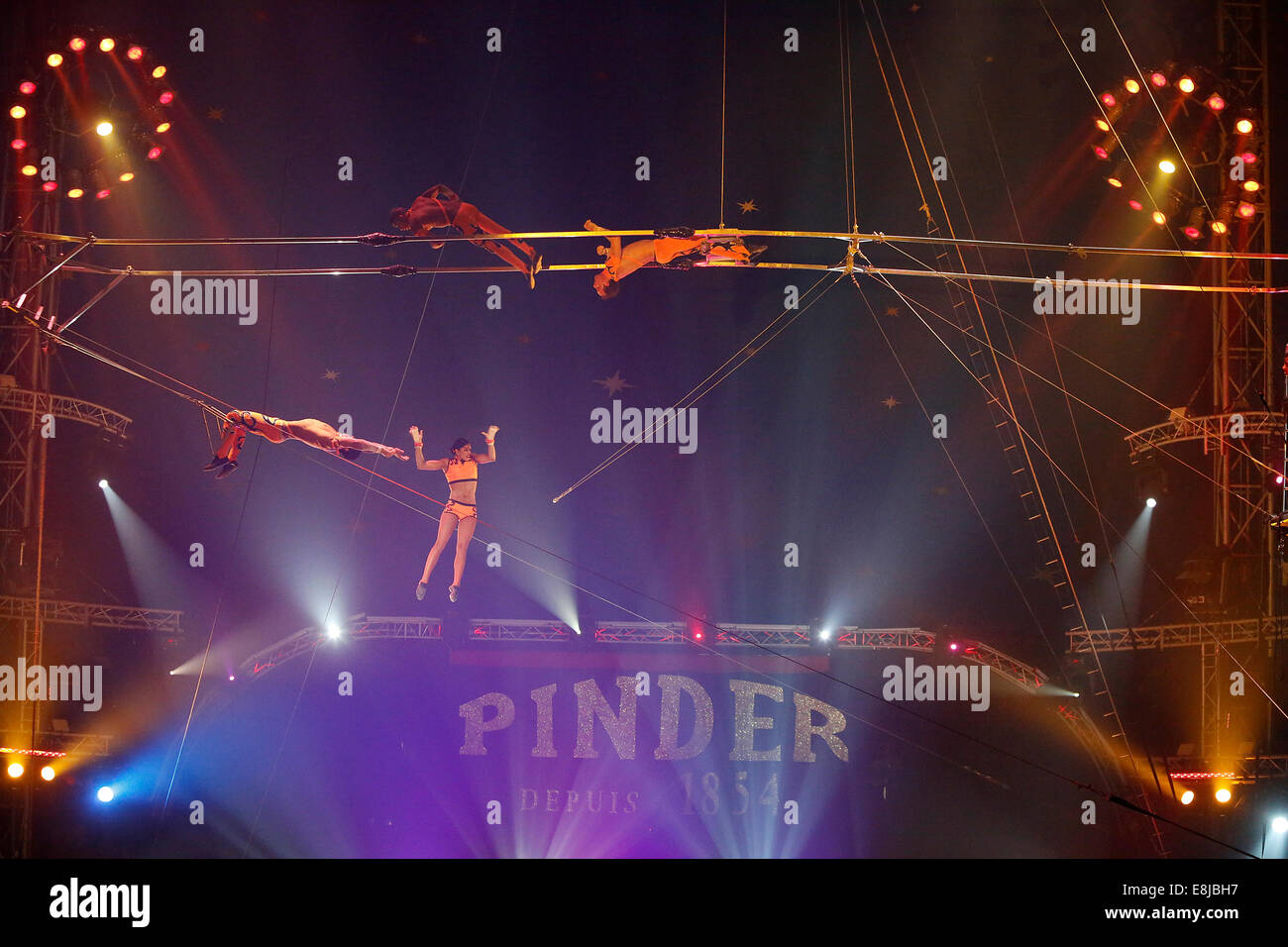 Woman circus hi-res stock photography and images - Alamy