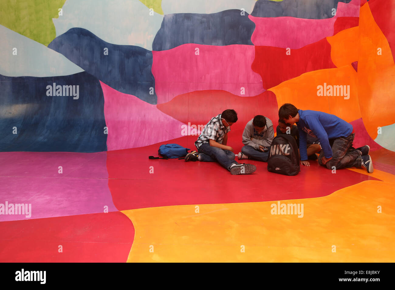 Teenager group art museum hi-res stock photography and images - Alamy