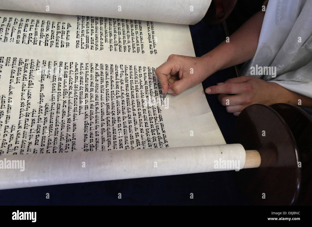 Launch of a new Torah in a synagogue Stock Photo - Alamy