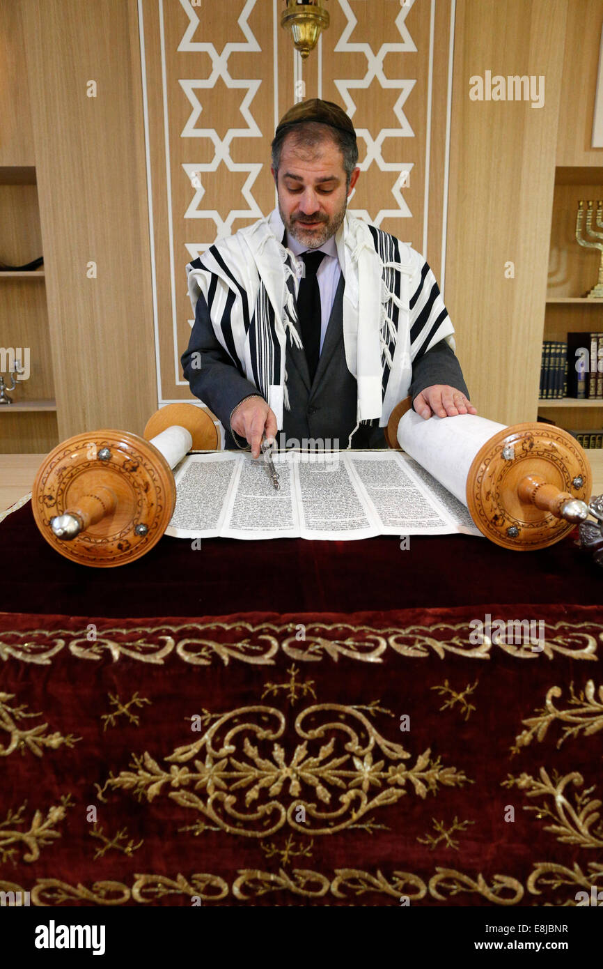 Reading of the Torah in a Synagogue Stock Photo - Alamy
