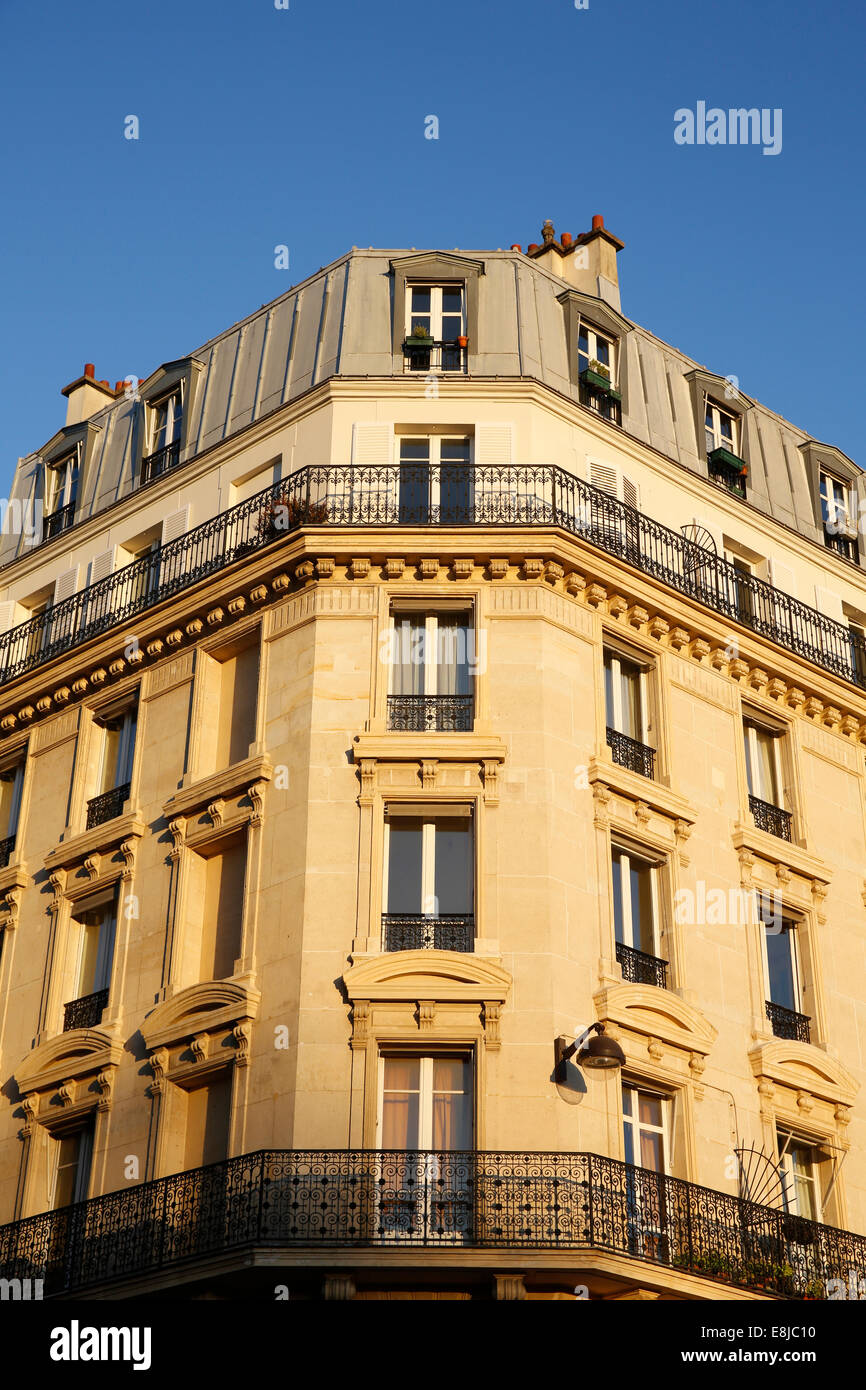 Building in Paris Stock Photo - Alamy