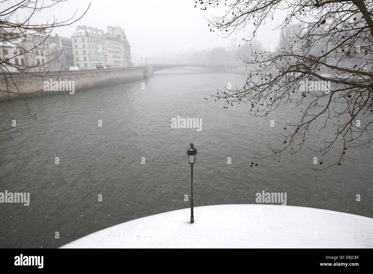 Paris in water hi-res stock photography and images - Alamy