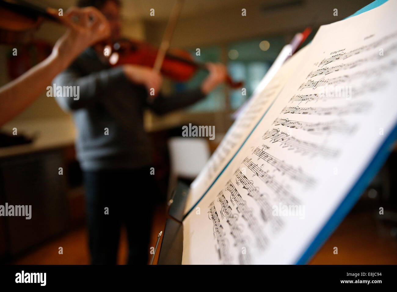 Violin and sheets of classical music Stock Photo - Alamy