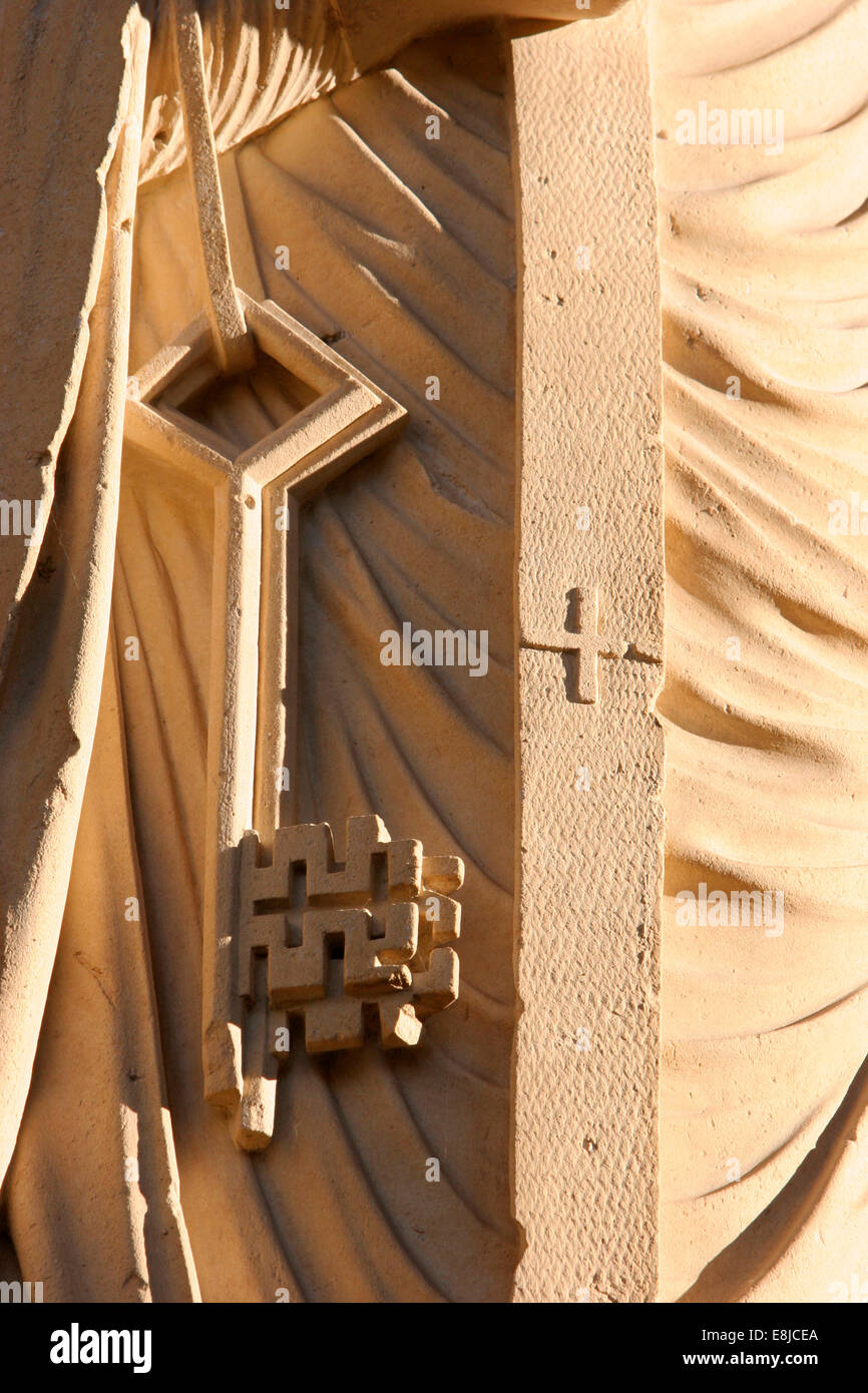 Chartres cathedral sculpture : Saint Peter's keys Stock Photo - Alamy