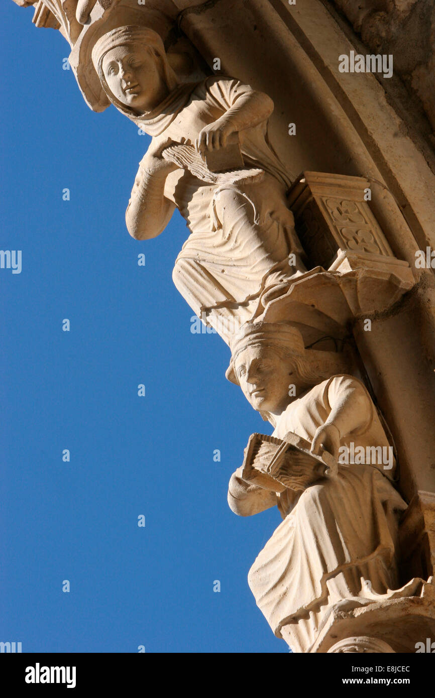 Statue chartres cathedral hi-res stock photography and images - Alamy