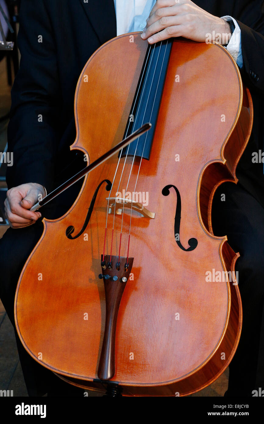 Violoncello hi-res stock photography and images - Alamy
