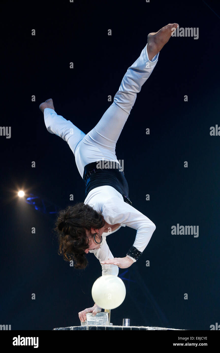 Circus Pinder show Stock Photo - Alamy