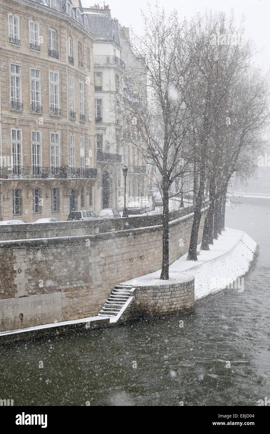 Snow in Paris Stock Photo - Alamy