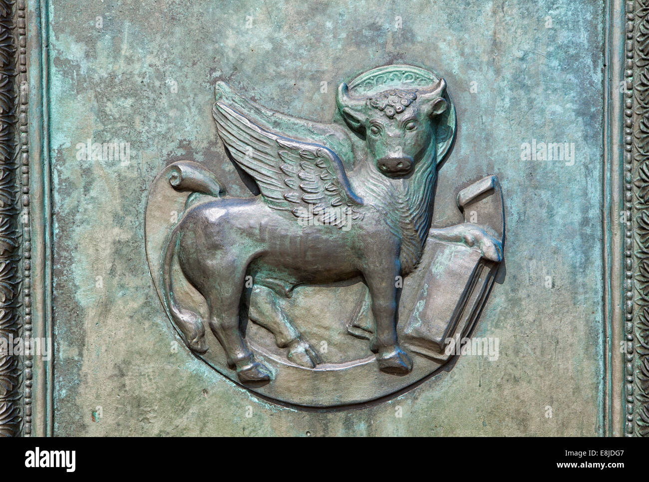 Bull portal hi-res stock photography and images - Alamy