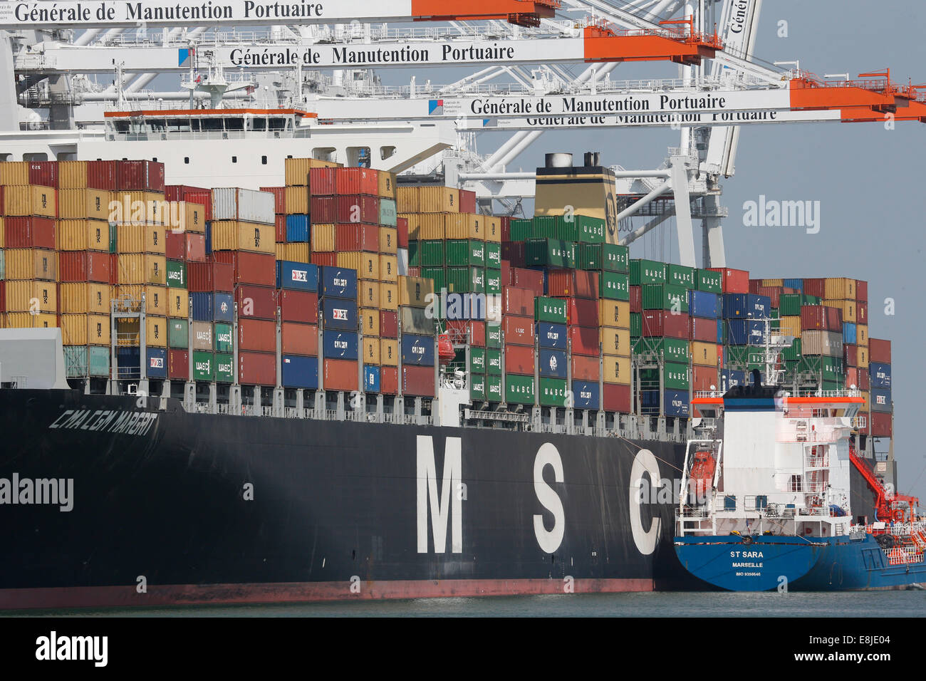 Le Havre Harbour. Container terminal. Unloading a ship Stock Photo - Alamy
