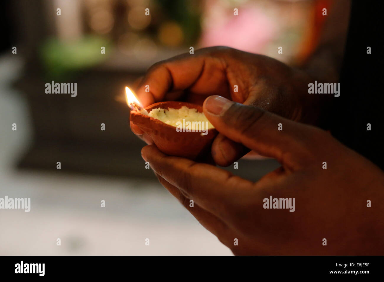Hindu temple. Offering of light Stock Photo - Alamy
