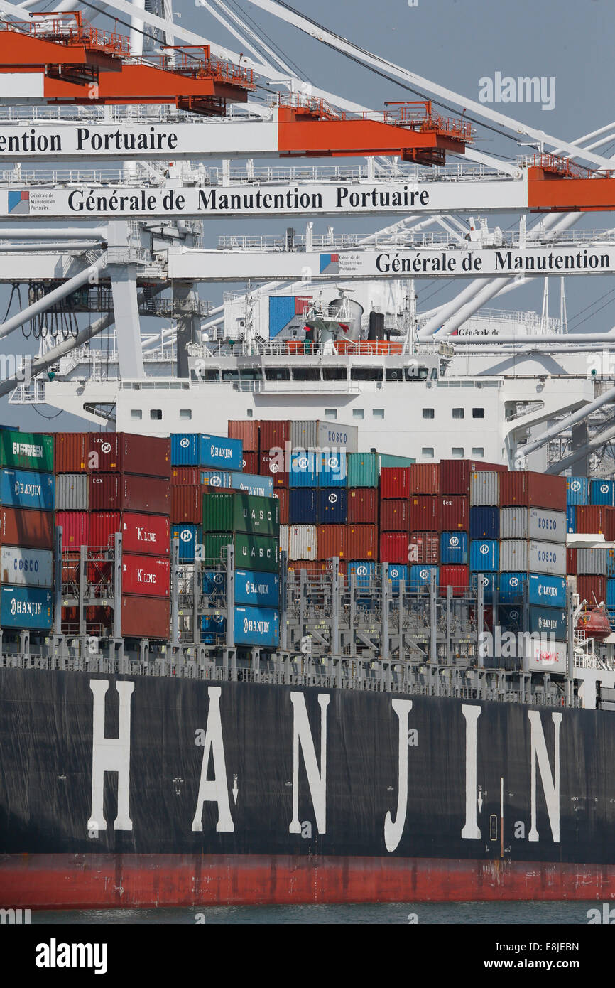 Le Havre Harbour. Container terminal. Unloading a ship Stock Photo - Alamy