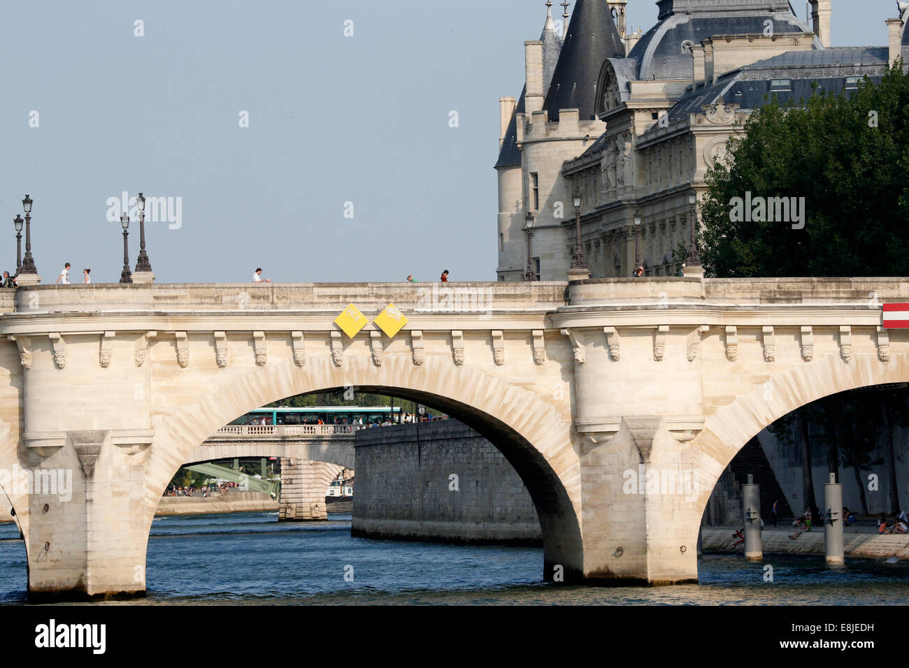 The oldest bridge of Paris : le Pont Neuf Stock Photo - Alamy