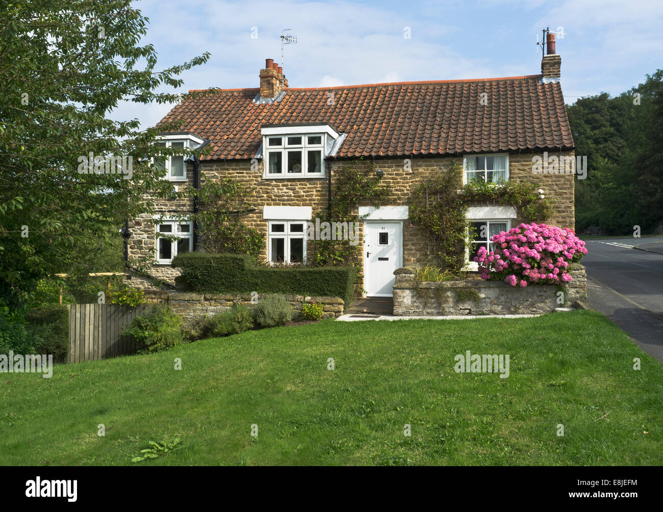 dh EAST AYTON NORTH YORKSHIRE Yorkshire stone cottage Stock Photo - Alamy