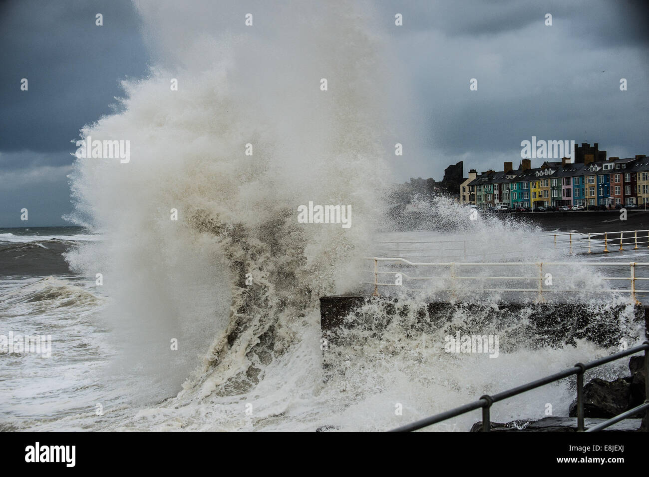 Aberystwyth, Wales, UK. 9th October, 2014. UK weather. Strong south ...