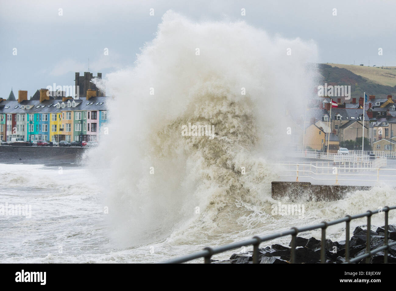 Aberystwyth, Wales, UK. 9th October, 2014. UK weather. Strong south ...