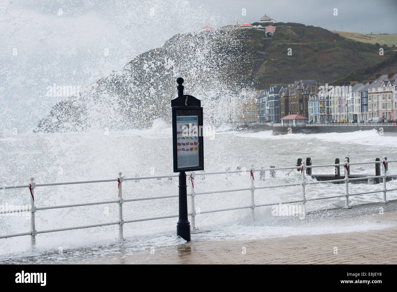 Aberystwyth, Wales, UK. 9th October, 2014. UK weather. Strong south ...