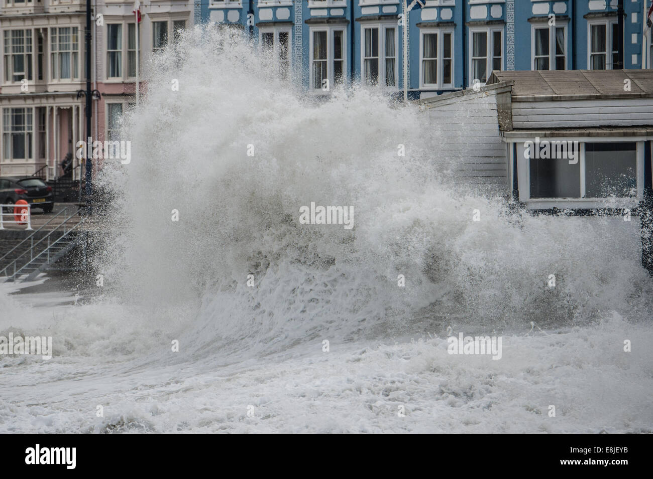 Aberystwyth, Wales, UK. 9th October, 2014. UK weather. Strong south ...