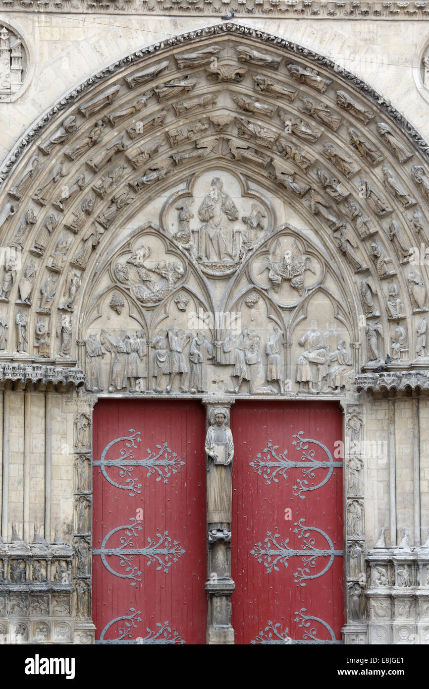 Sens cathedral. Middle gate of the western side of the cathedral (end ...