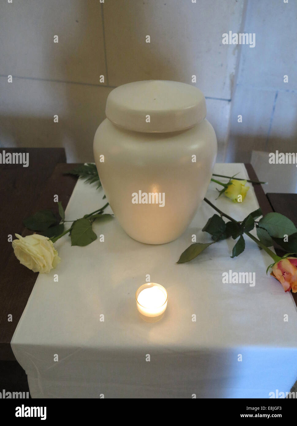 Cremation urn funeral hi-res stock photography and images - Alamy