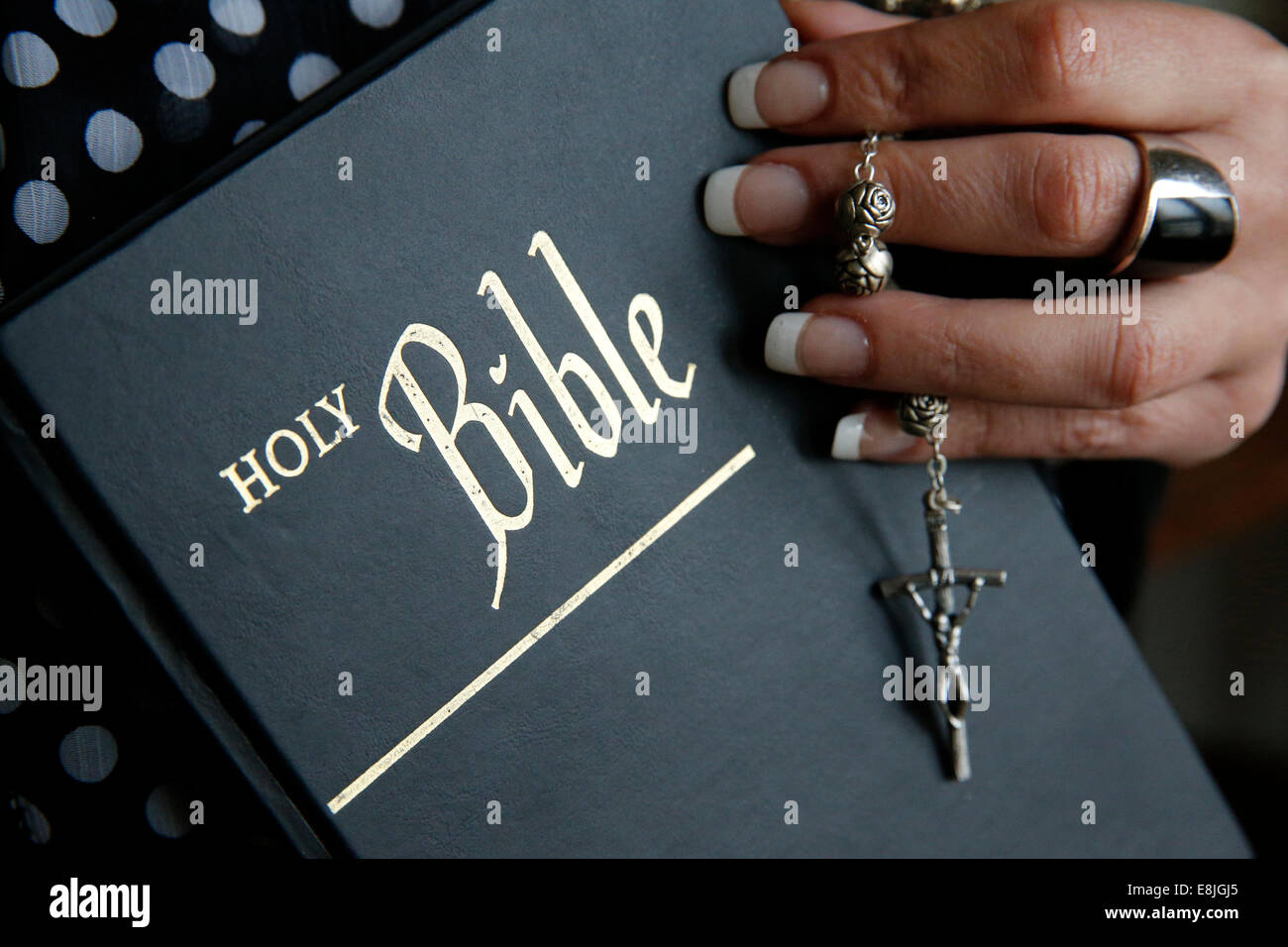 Holy bible hand hi-res stock photography and images - Alamy