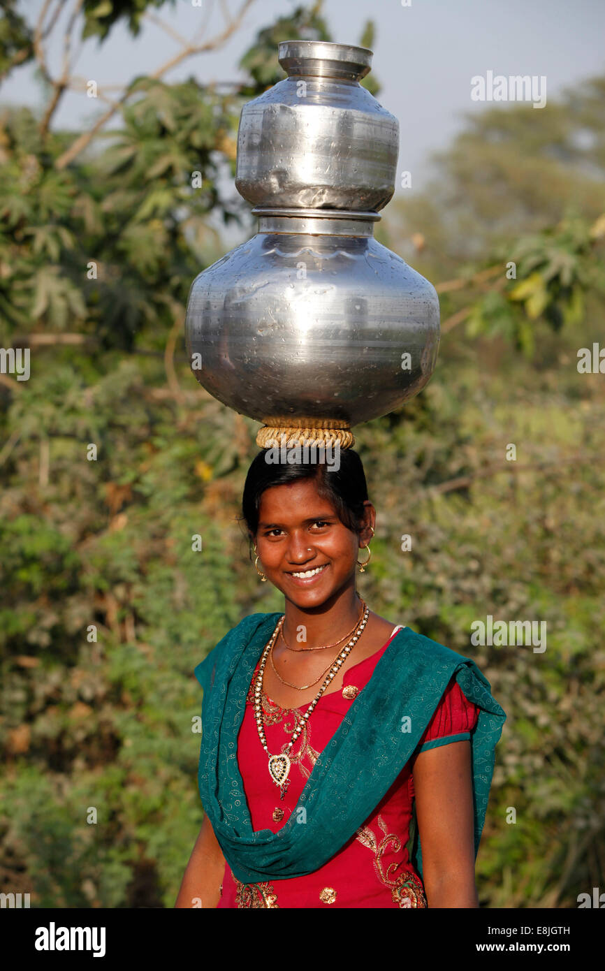 India woman fetching water hi-res stock photography and images - Alamy