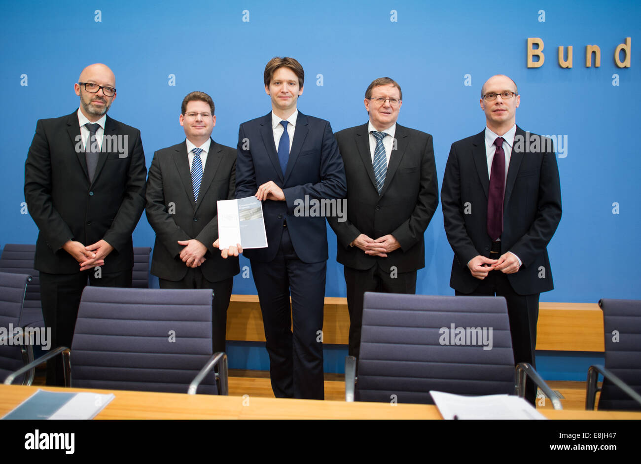 Berlin, Germany. 09th Oct, 2014. Timo Wollmershauser (L-R), ifo ...