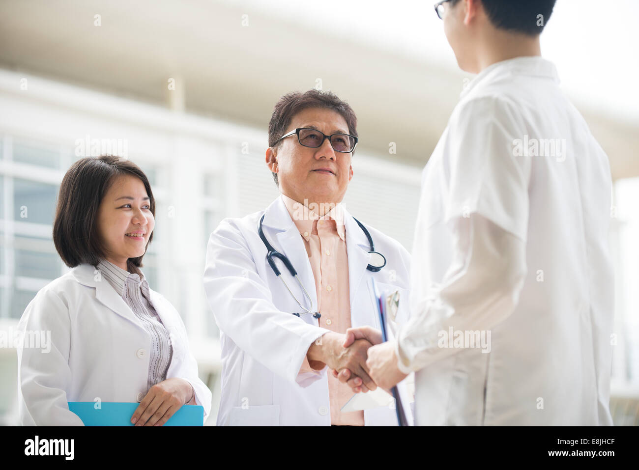 Male female student shaking hands hi-res stock photography and images ...