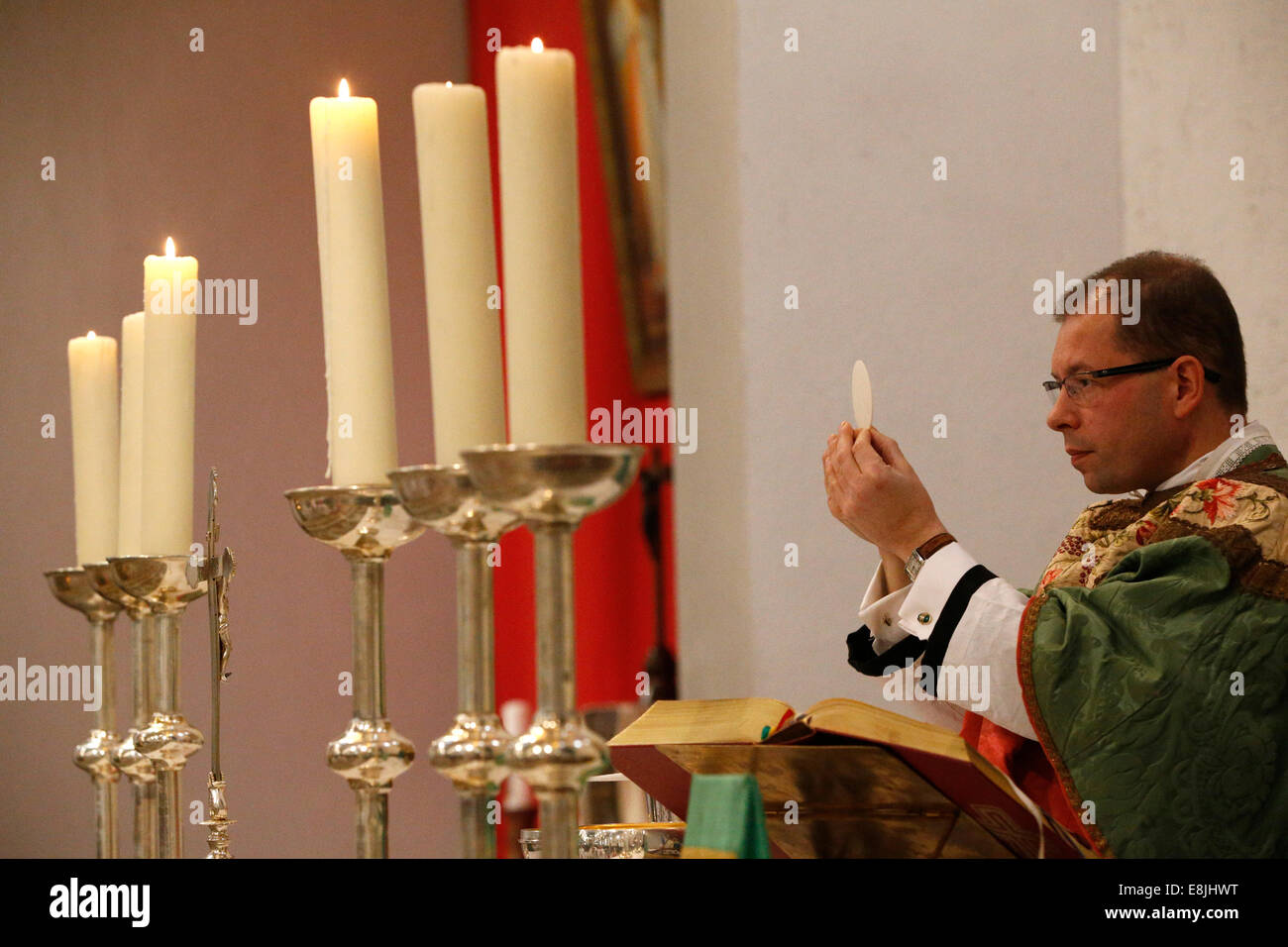 Eucharistic celebration hi-res stock photography and images - Alamy
