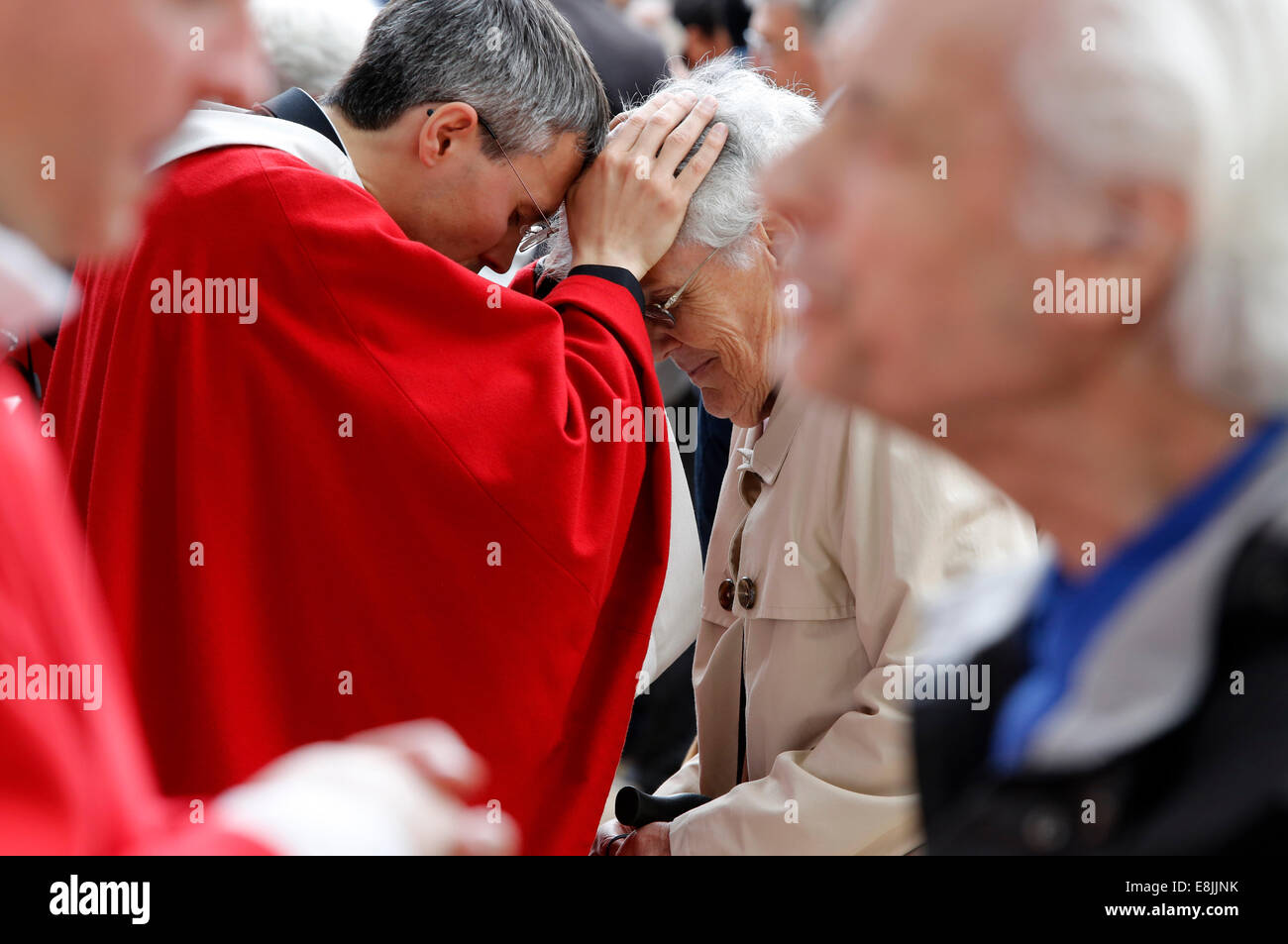 Ordained women hi-res stock photography and images - Alamy