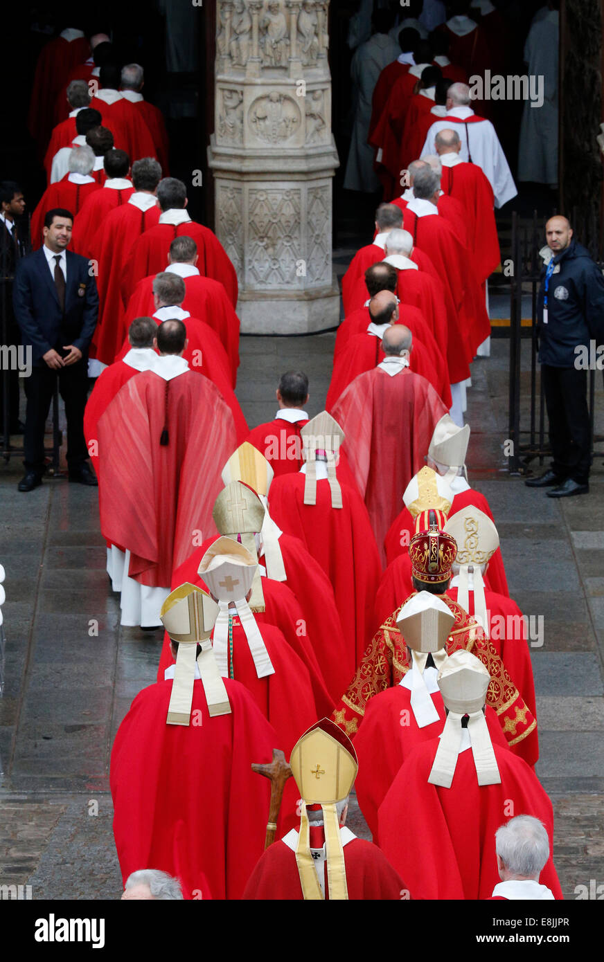 Procession entering Notre-Dame de Paris cathedral Stock Photo - Alamy