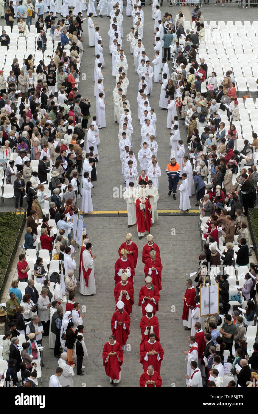 Catholic church entrance procession hi-res stock photography and images ...
