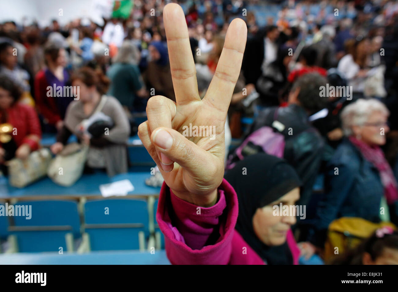 Victory sign sign hi-res stock photography and images - Alamy