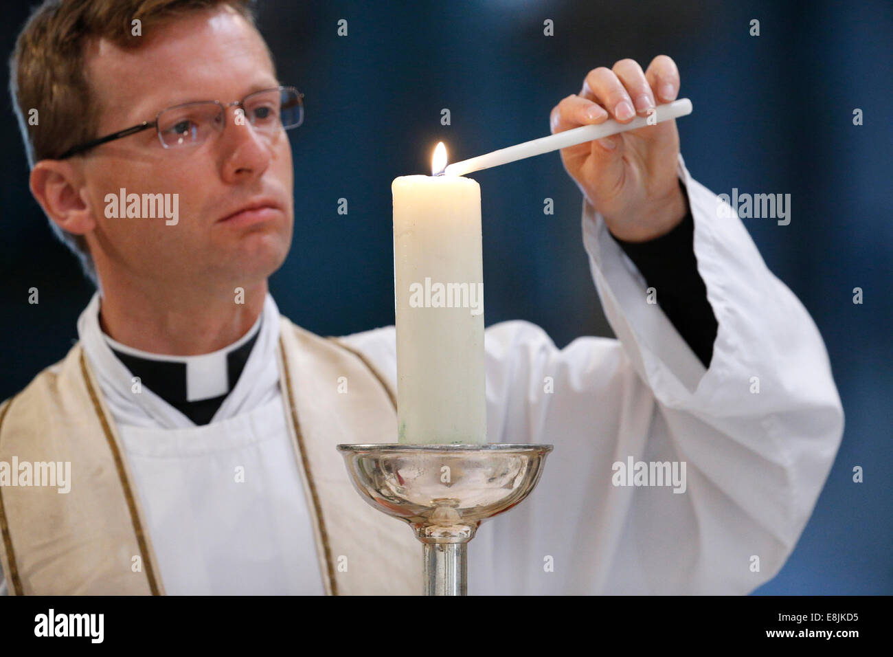 Catholic mass. Altar candle Stock Photo - Alamy