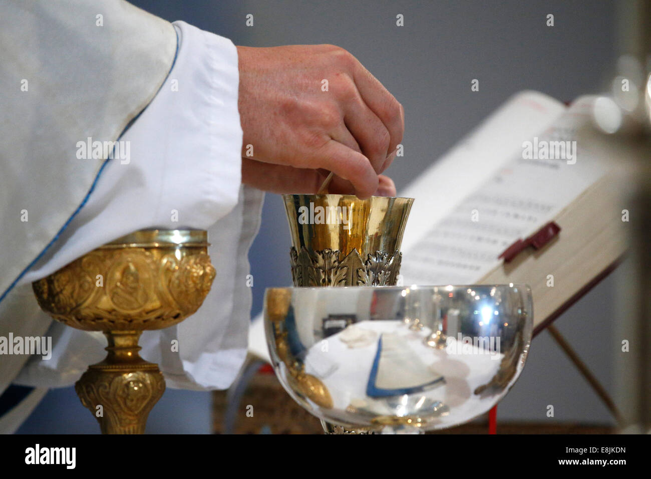 Catholic mass. Eucharist Stock Photo - Alamy