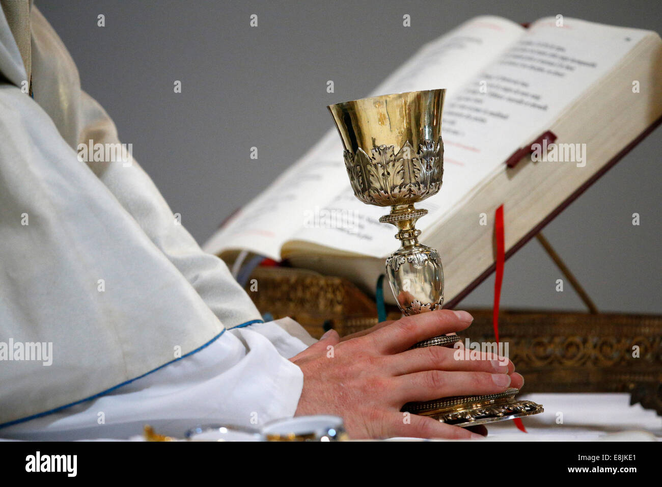 Catholic mass. Eucharist Stock Photo - Alamy