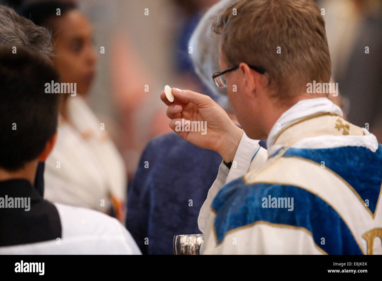 Catholic mass. Holy Communion Stock Photo - Alamy