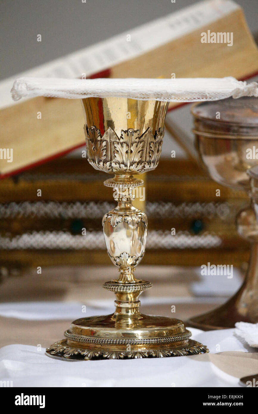 Ciborium hi-res stock photography and images - Alamy